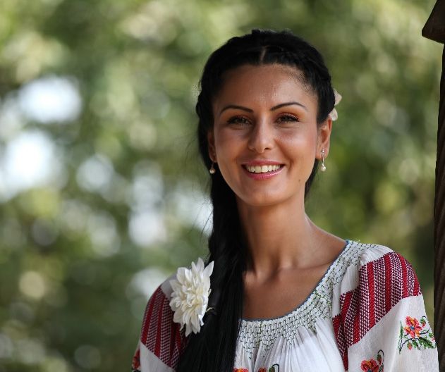 Lavinia Furtună, de la ansamblul „Pomul Vieţii”, pe cele mai mari scene ...