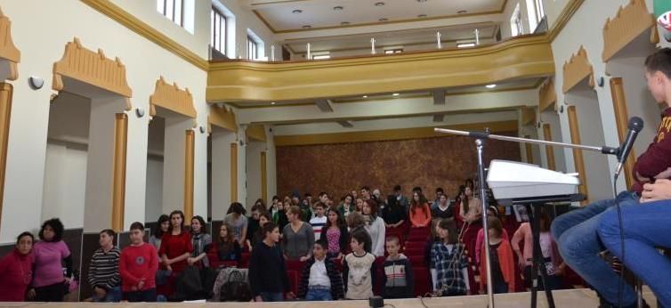 Piesă de teatru pusă în scenă de elevi ai Colegiului „Radu Greceanu” şi ...