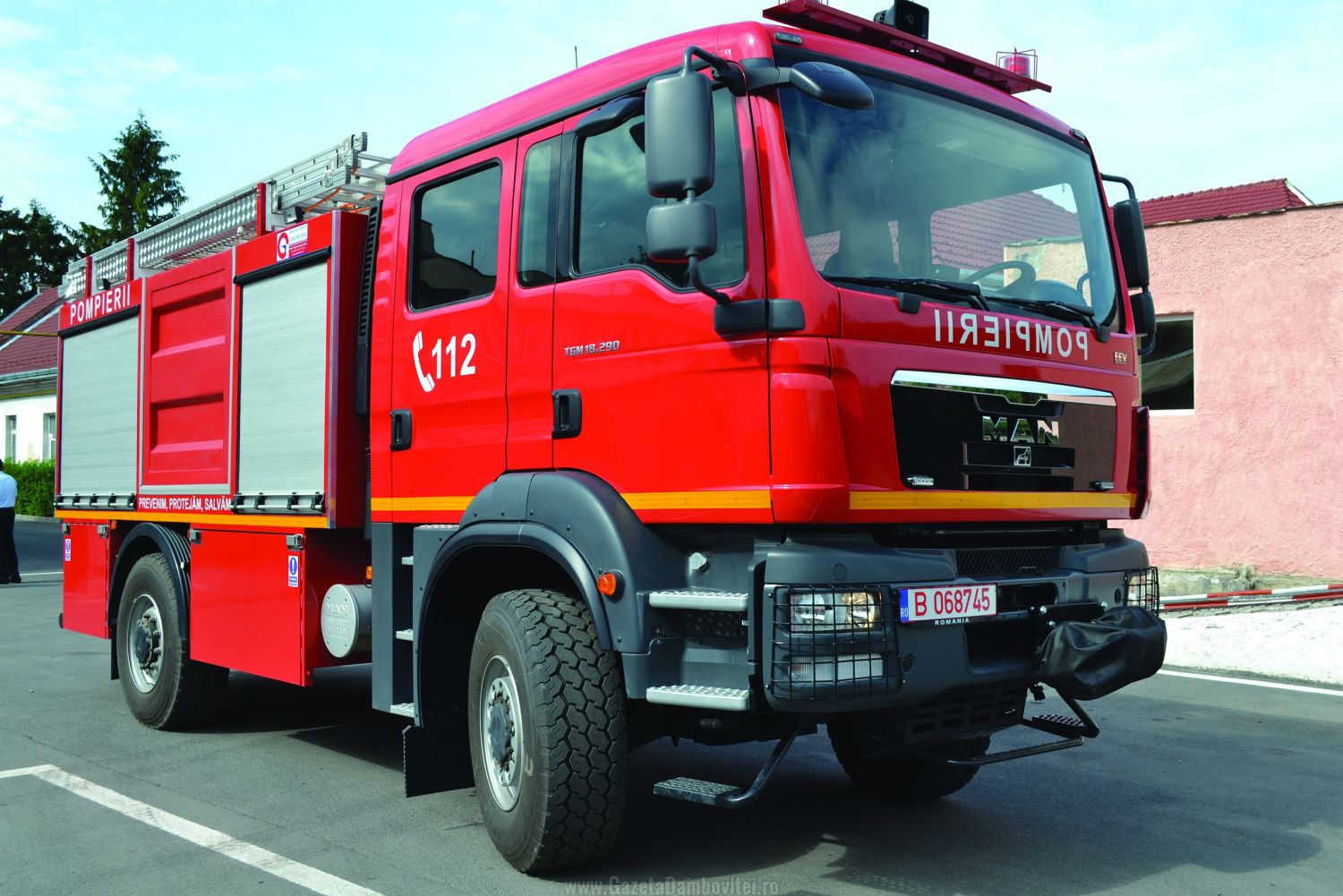 Patru pompieri au ajuns la spital, după ce autospeciala în care se ...