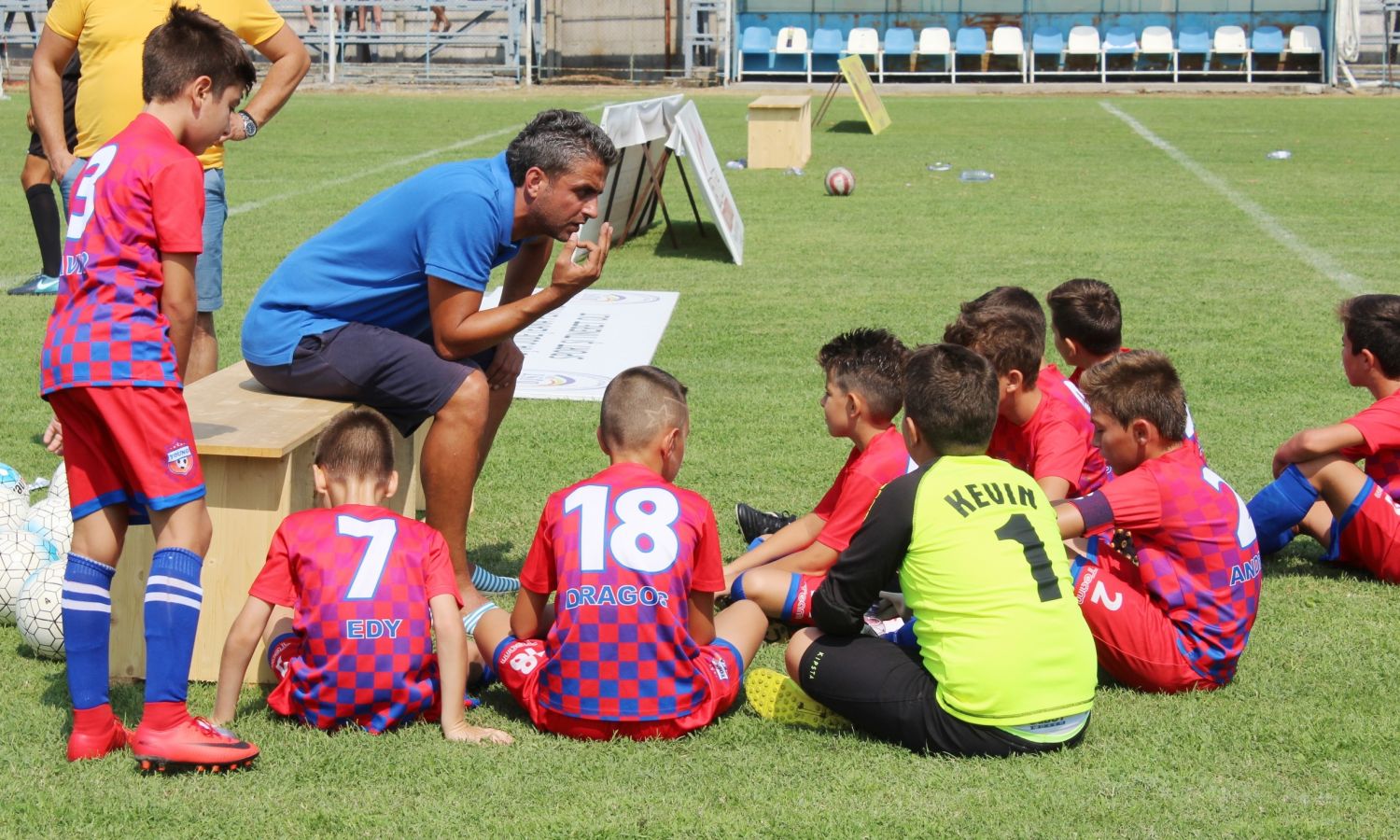 Fostul stelist Vali Badea, prezent cu echipa Young Steaua Alexandria ... Fostul stelist Vali Badea, prezent cu echipa Young Steaua Alexandria ...