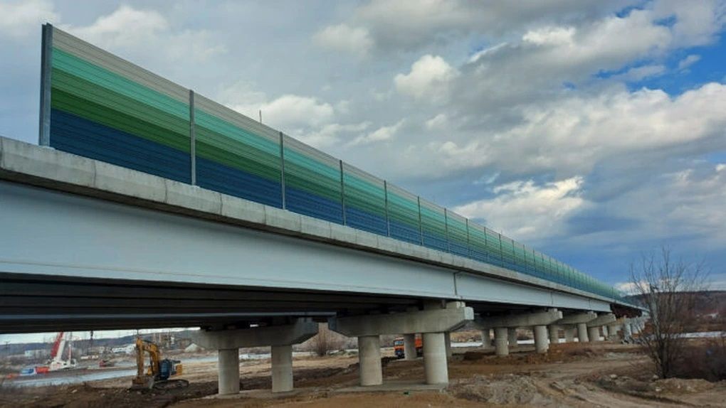 A început montarea panourilor fonoabsorbante la podul peste Olt, pe ...