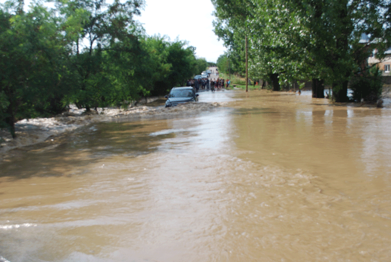 Cod Roşu de inundaţii pe râul Vedea. Au fost inundate peste 450 de case ...