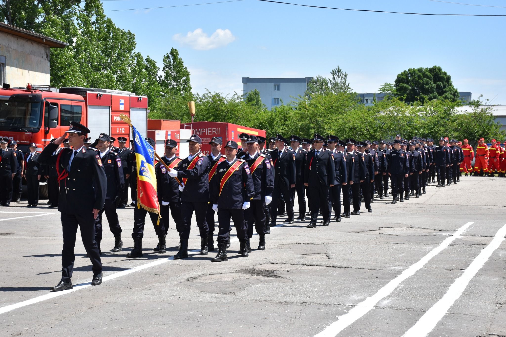 FOTO. Primii soldaţi profesionişti din cadrul ISU Olt au depus ...