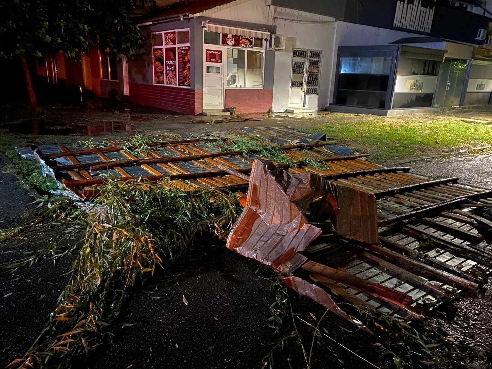 VIDEO. Acoperiş luat de vânt, maşini avariate, dar şi copaci căzuţi pe ...