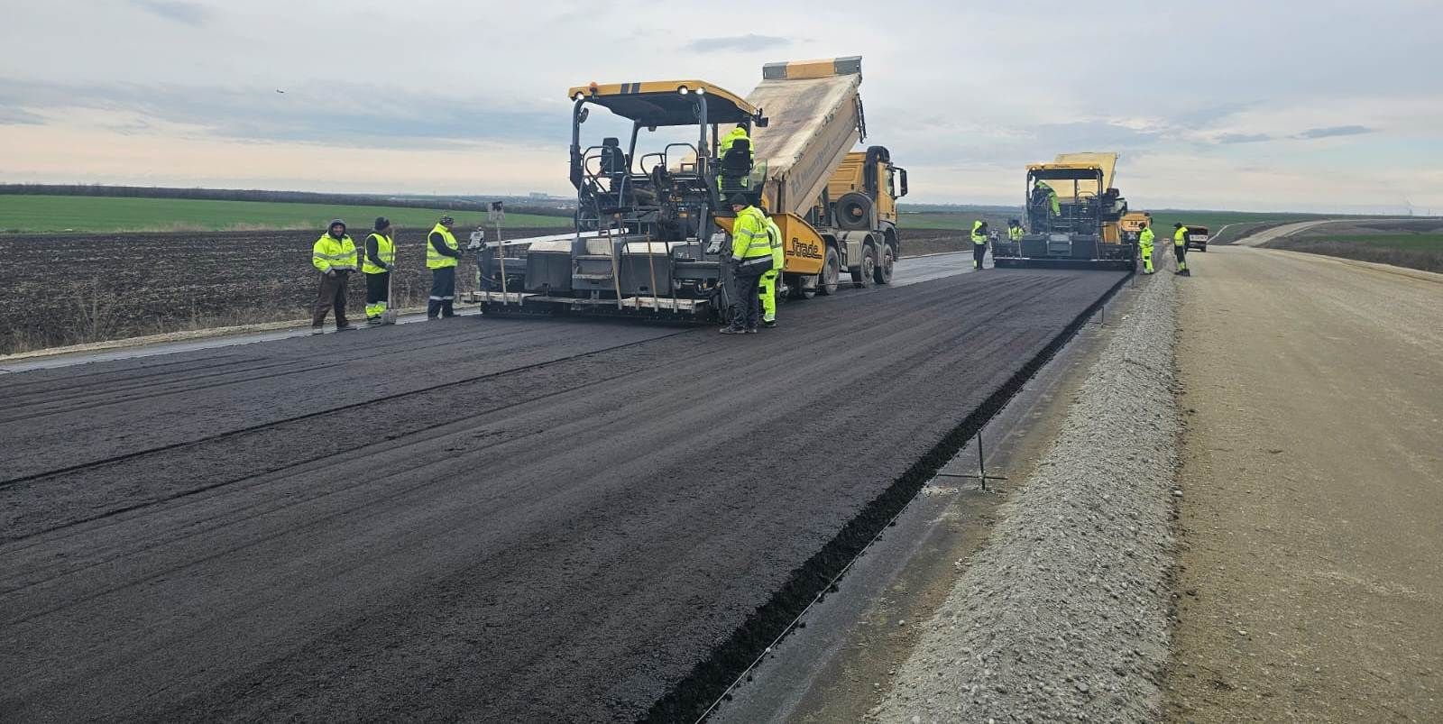 Primul strat de asfalt, aplicat pe Tronsonul 1 al Drumului Expres ...