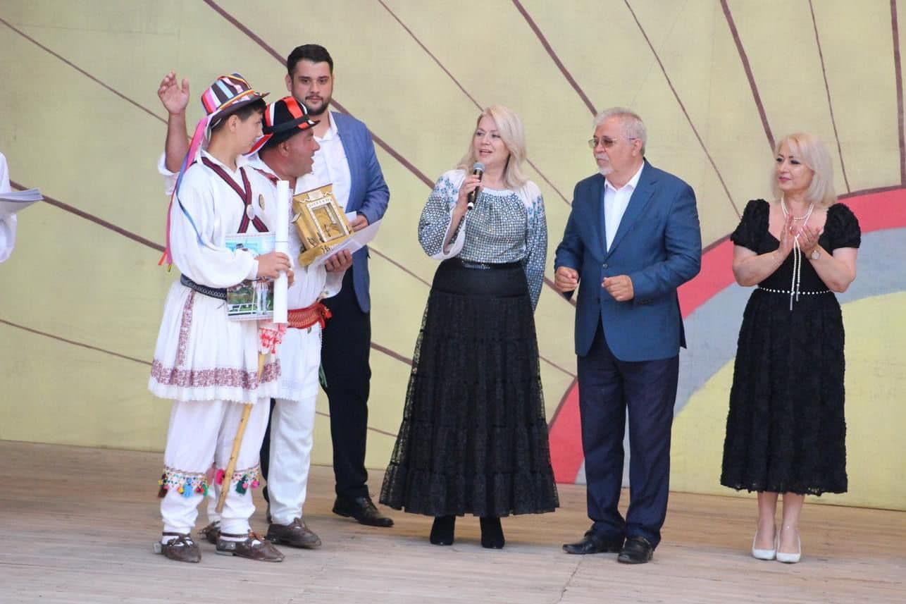 Ceata de călușari din comuna Oporelu, câștigătoarea Festivalului ...