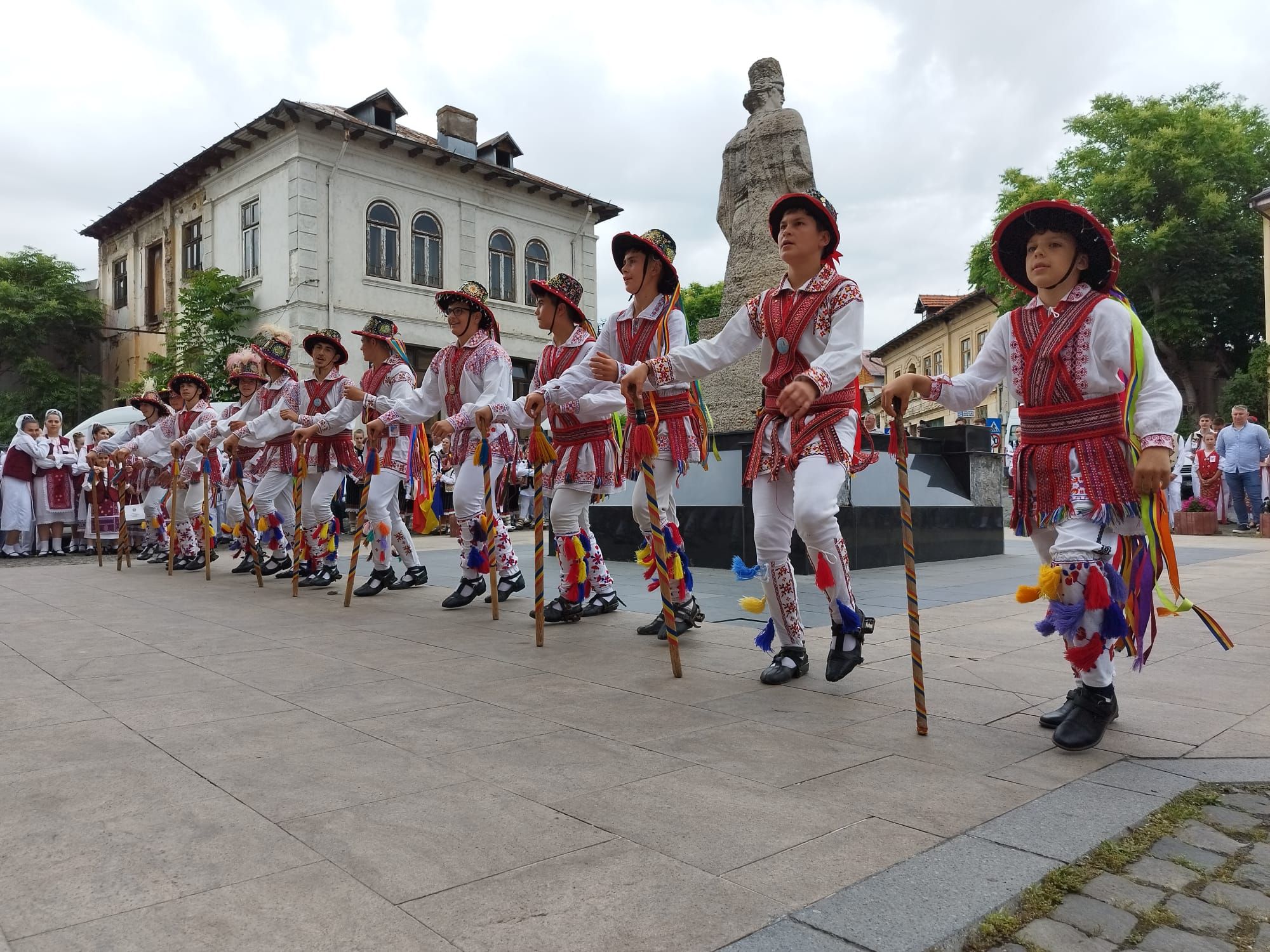 Start la Căluşul Românesc. Spectacole cu 2.000 de copii, în Parcul ...