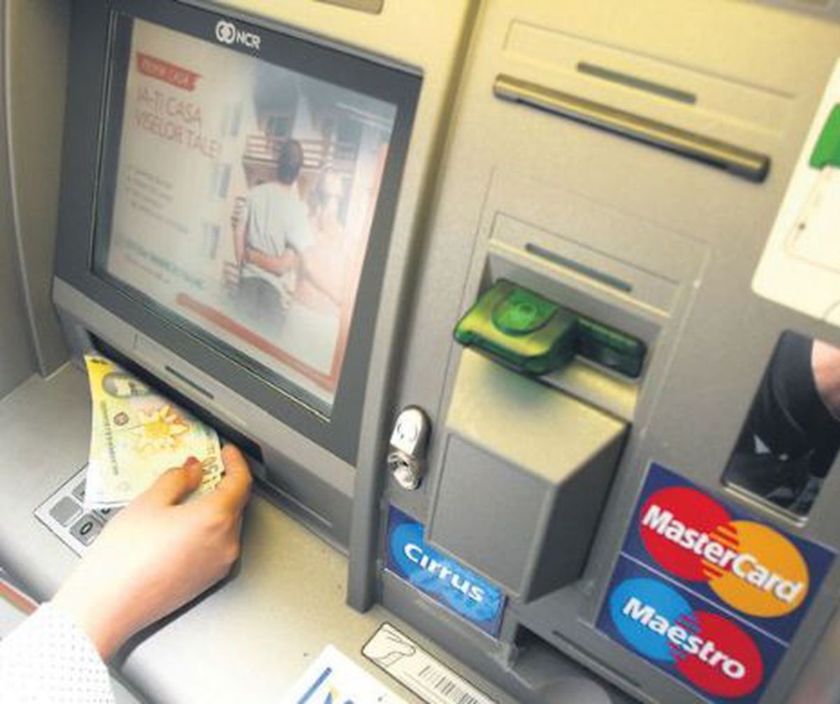 Două persoane care i-au furat cardurile bancare ale unui tânăr din ...