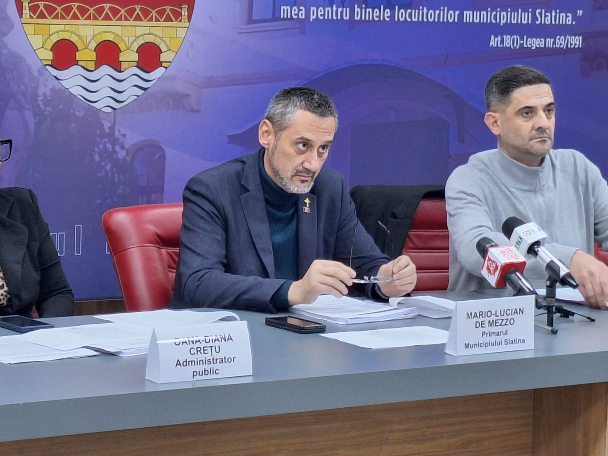 Cui împarte bani primarul Mario De Mezzo. 16 persoane fizice şi ...