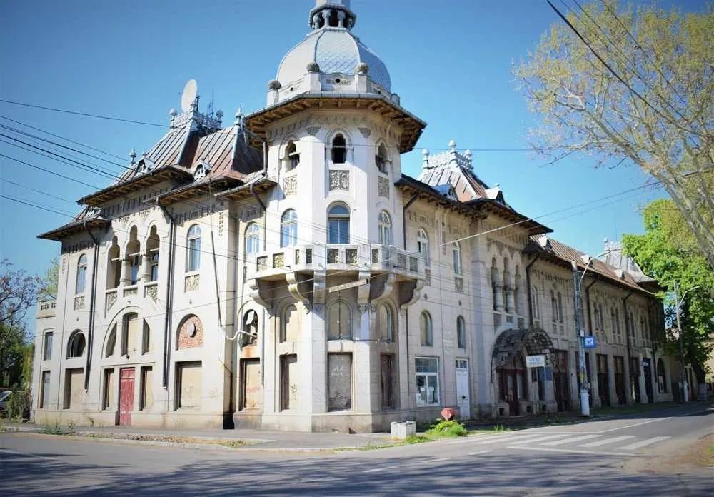 Hotelul „Împăratul Traian” din Corabia, monument istoric, scos la ...