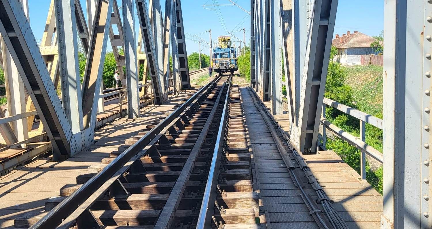 Podul feroviar de peste Olt dintre Drăgăneşti-Olt şi Fărcaşele a intrat ...