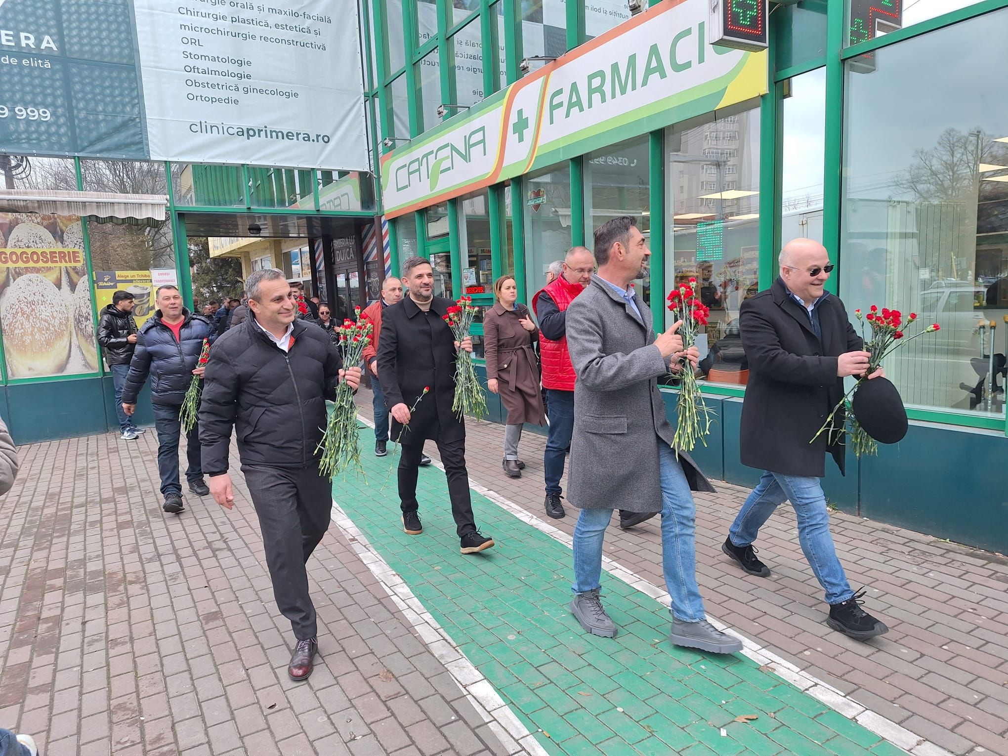 FOTO. Flori pentru doamnele şi domnişoarele din Slatina de la ...