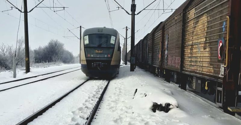 Tren cu zeci de călători rămas în frig, pe un câmp, în apropiere de ...