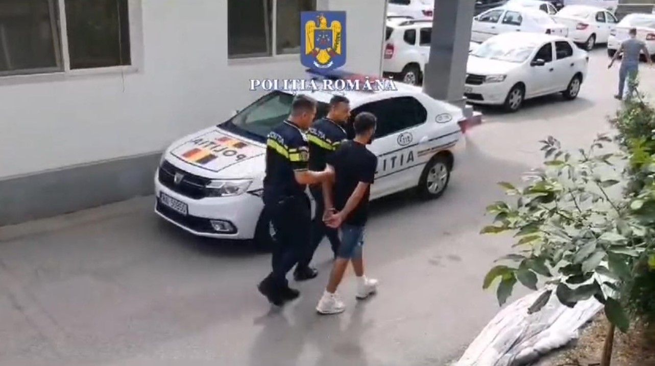 VIDEO. Bărbat din Iancu Jianu, reţinut după ce a întreţinut relaţii ...
